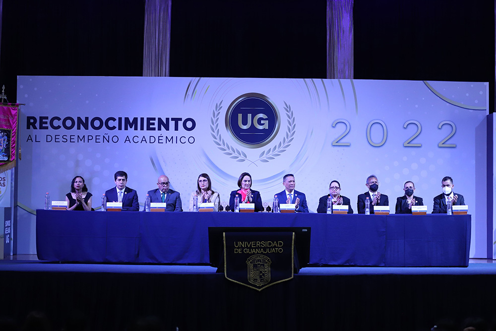Reconocen a estudiantes UG por su mérito académico