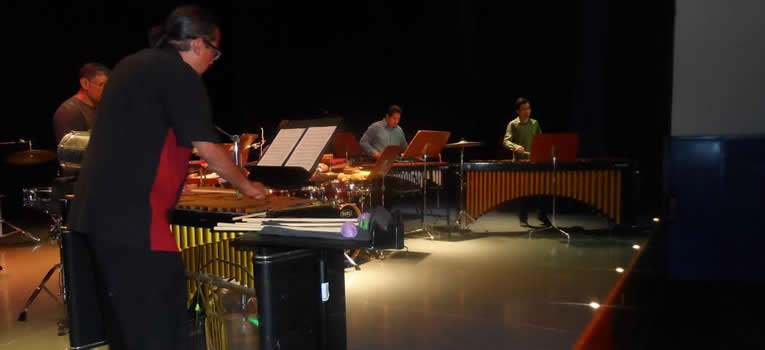 Se presenta el ensamble de percusiones “Tumkul” en el Campus León de la UG