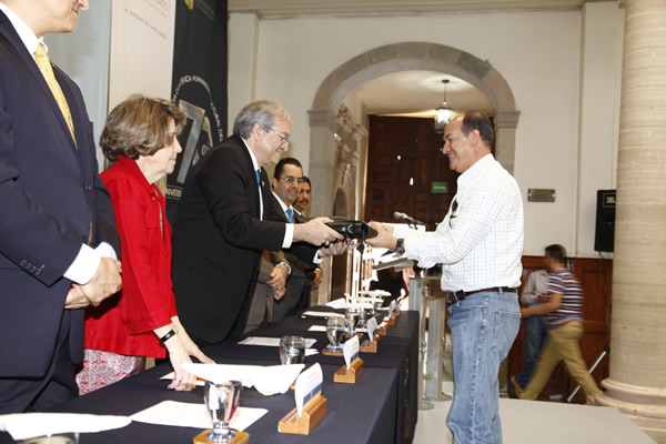 Reconoce UG a trabajadores por cumplimiento de metas institucionales