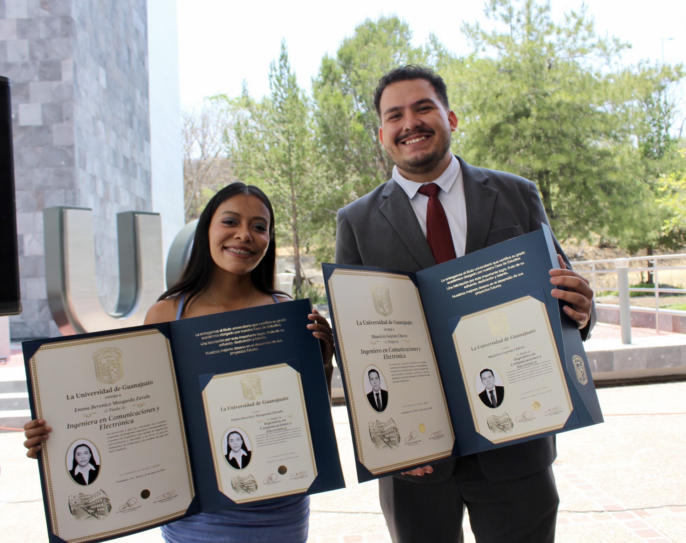 Entregan títulos a comunidad egresada en DICIS UG