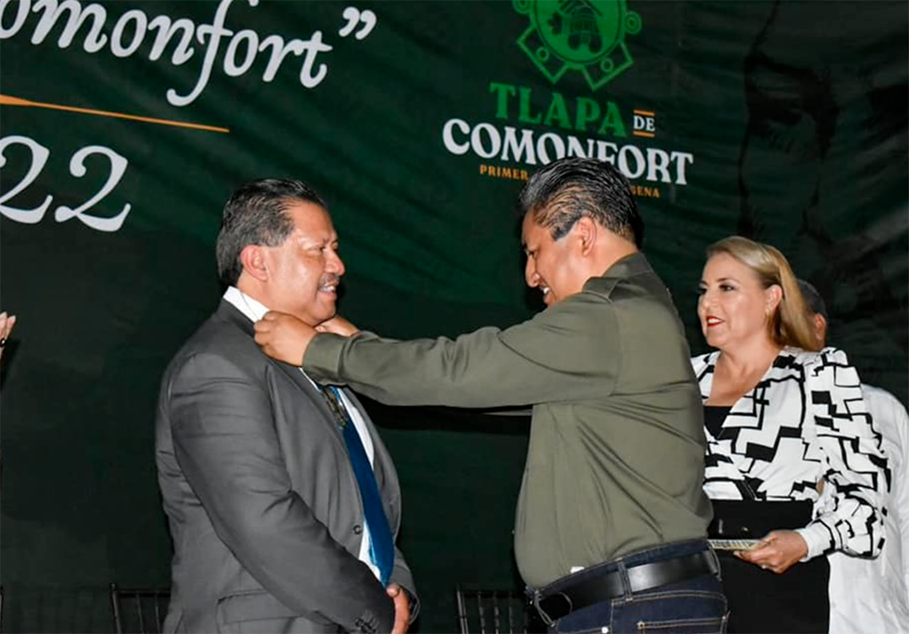 Otorgan al Dr. Julián Moisés Estudillo Ayala medalla al mérito cívico ...