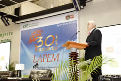 Ofrece Lara López conferencia magistral en laboratorio federal de la CFE